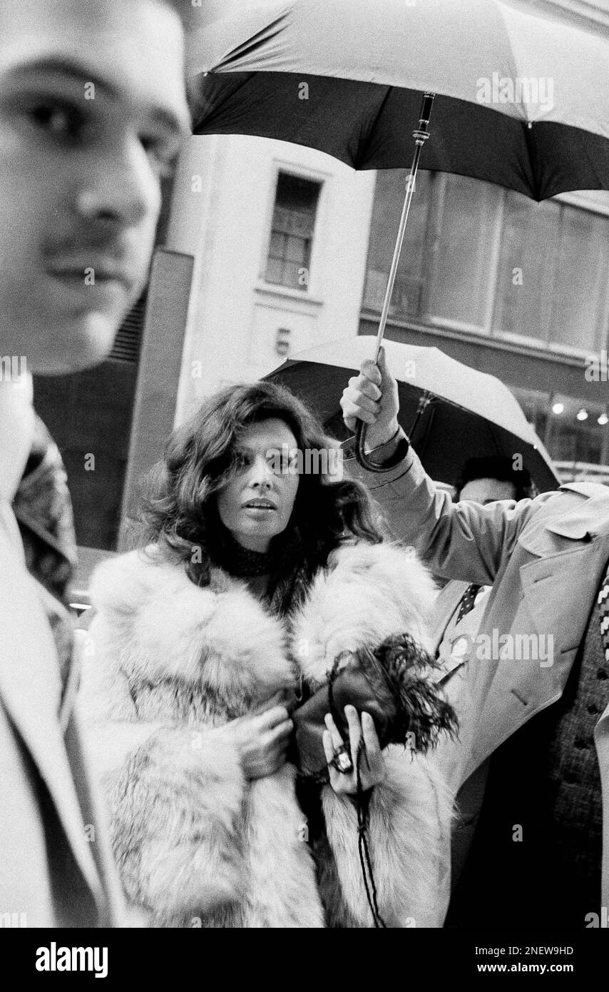 Actress Sophia Loren arrives at a New York City bookstore to autograph ...