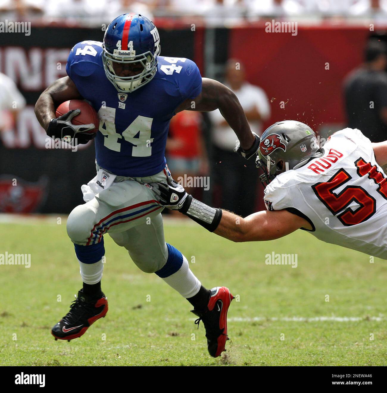 New York Giants' Ahman Bradshaw (44) runs by Tampa Bay Buccaneers ...
