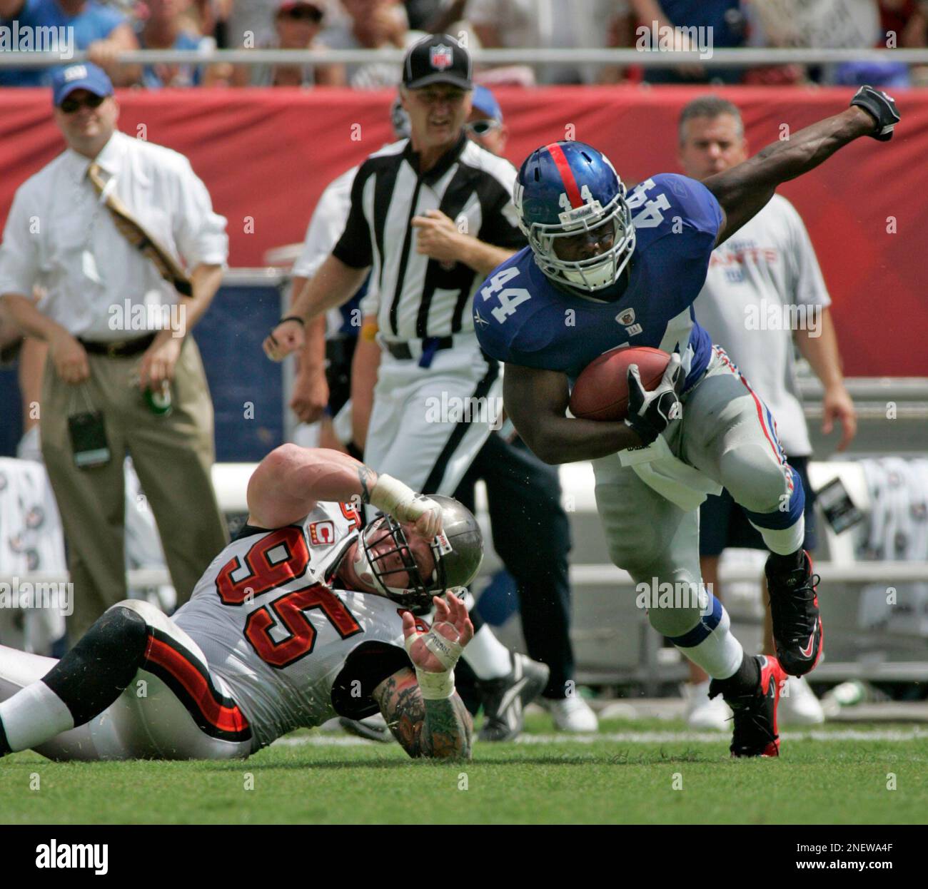 Tampa Bay Buccaneers defensive tackle Chris Hovan (95) can't stop New ...