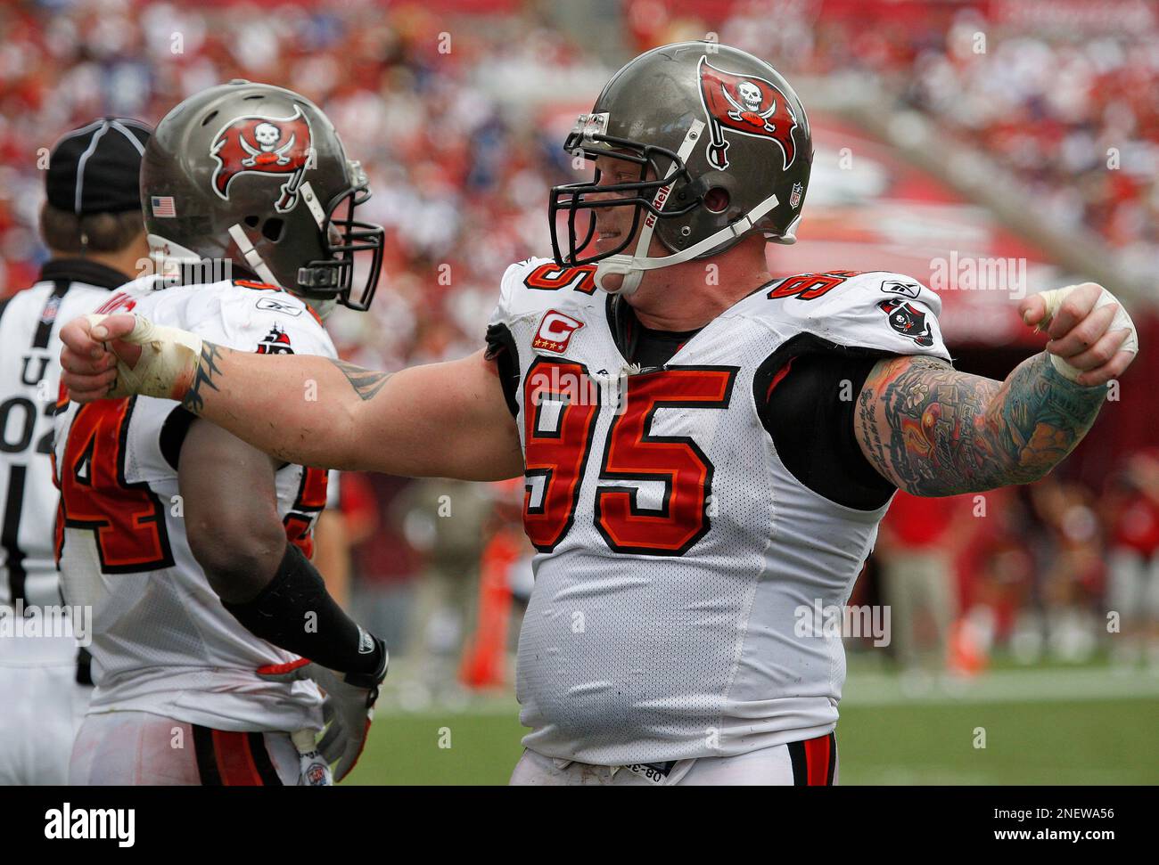 Tampa Bay Buccaneers' Chris Hovan during an NFL football game against ...