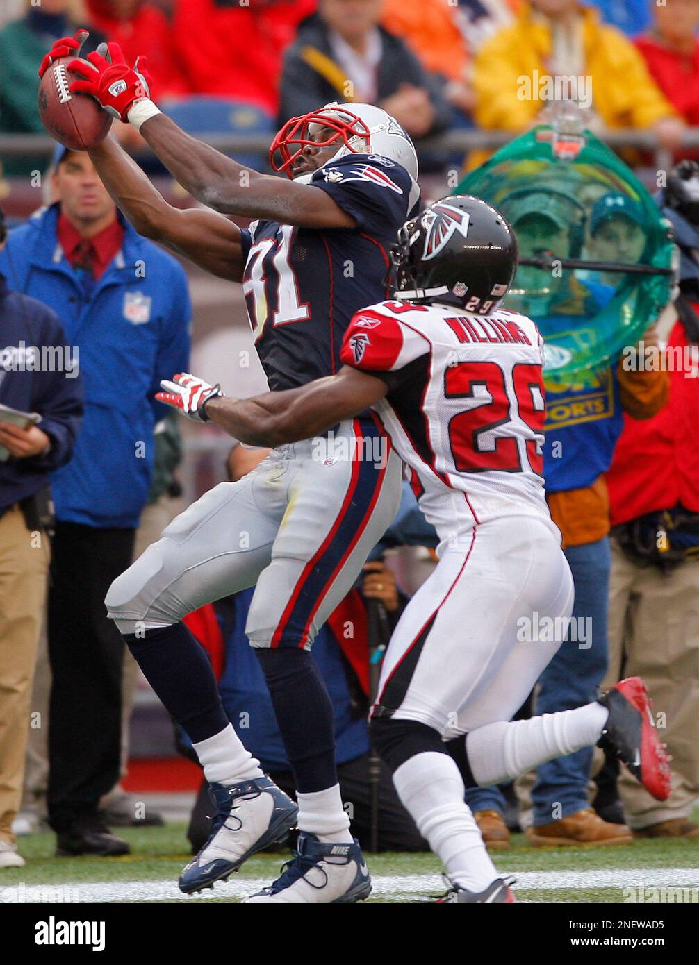 New England Patriots wide receiver Randy Moss (81) pulls in a catch ...