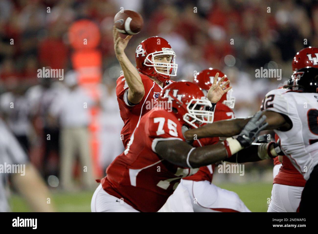 Houston quarterback Case Keenum (7) throws a pass against Texas Tech ...