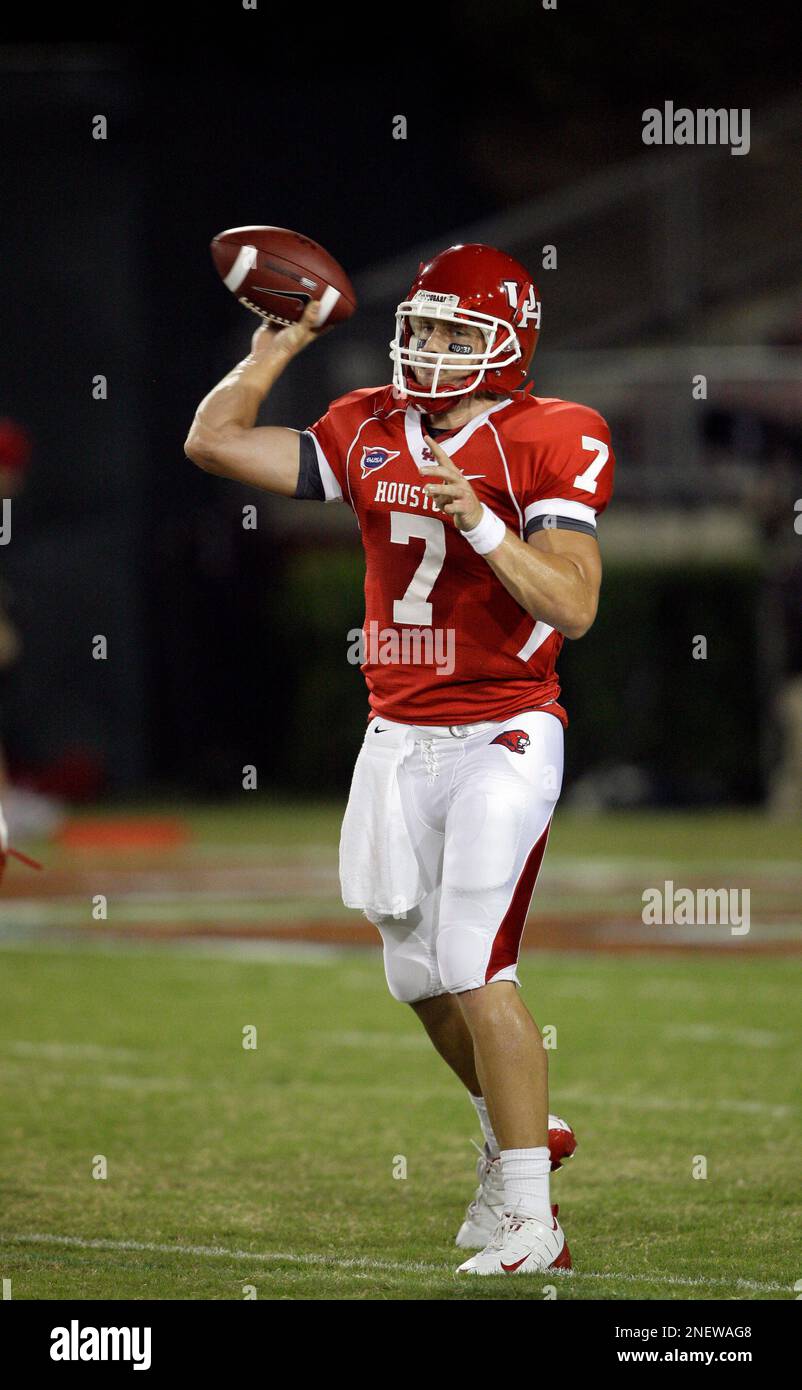 Houston quarterback Case Keenum (7) throws a pass before their college ...