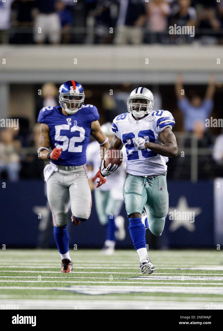 Dallas Cowboys running back Felix Jones (28) and New York Giants ...