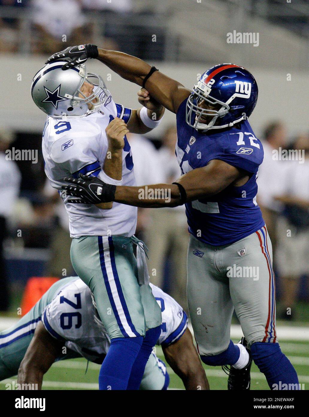 Dallas Cowboys quarterback Tony Romo (9) and New York Giants defensive ...