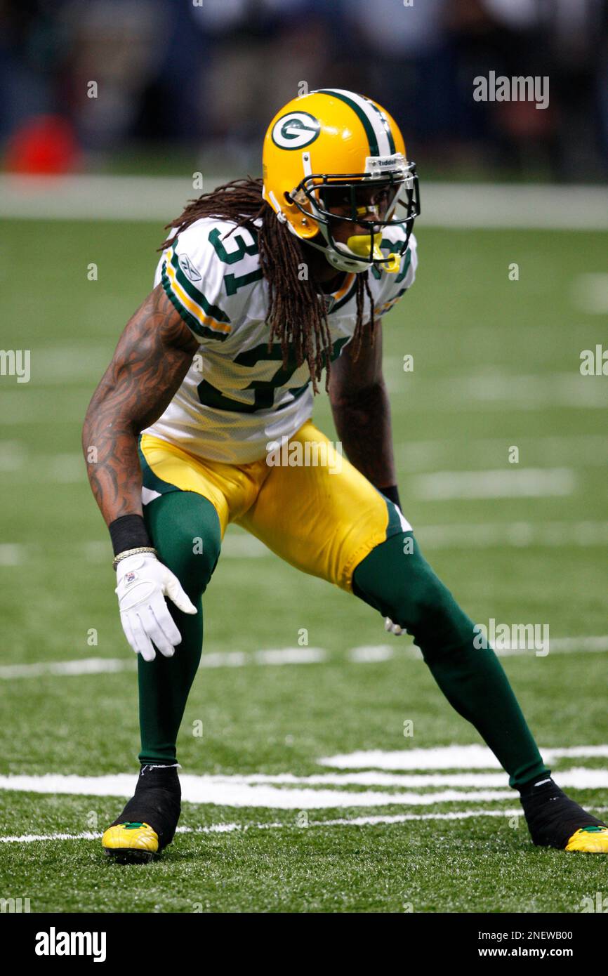 Green Bay Packers cornerback Al Harris drops back in coverage during ...
