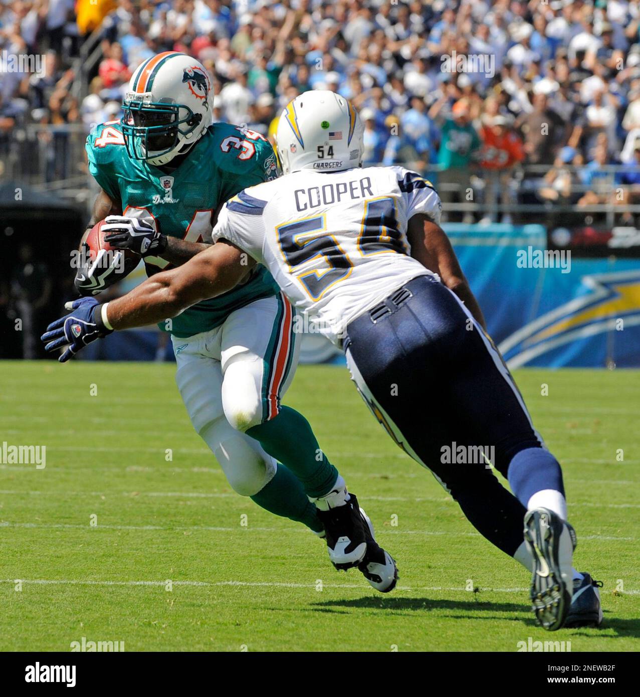 Miami Dolphins running back Ricky Williams, left, runs against San ...