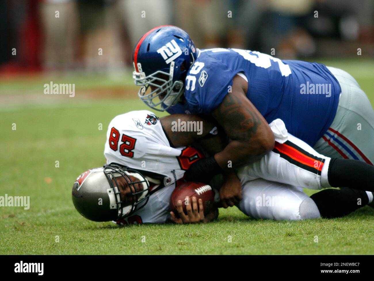 New York Giants defensive tackle Fred Robbins (98) tackles Tampa Bay ...