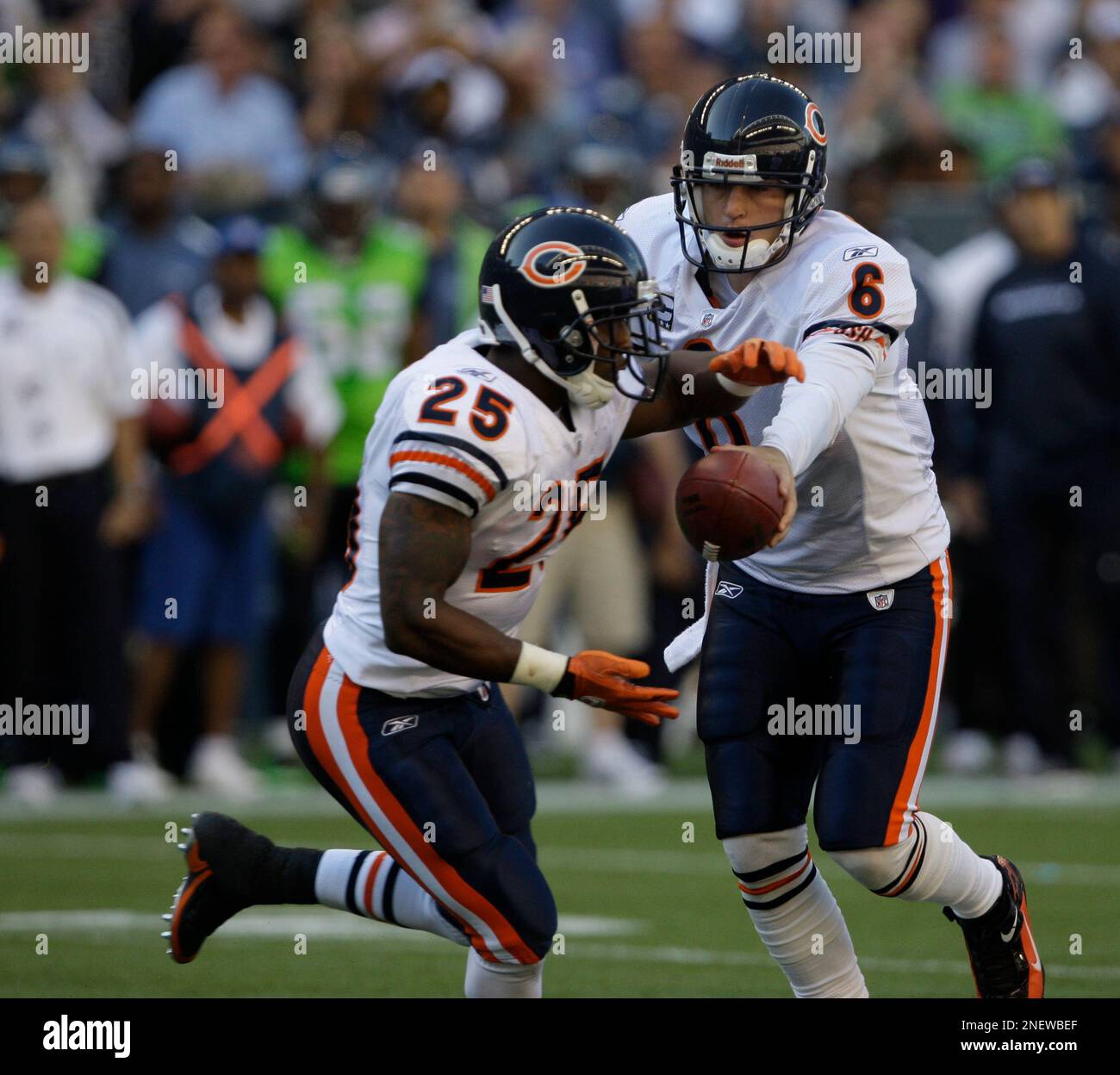 Chicago Bears' Jay Cutler hands off to Garrett Wolfe, Sunday, Sept. 27 ...
