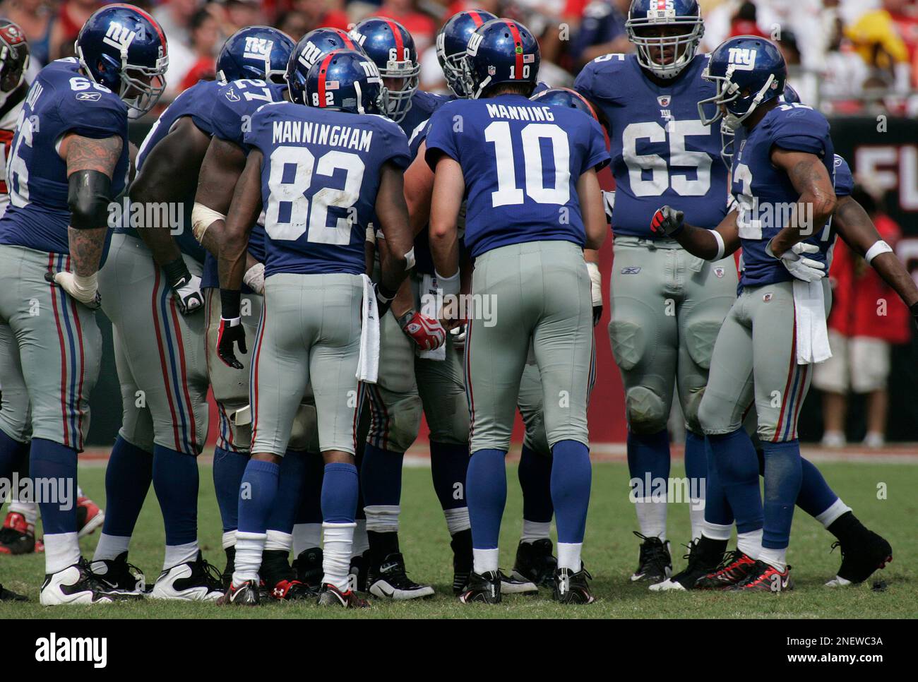 New York Giants huddle in the fourth quarter of an NFL football game ...