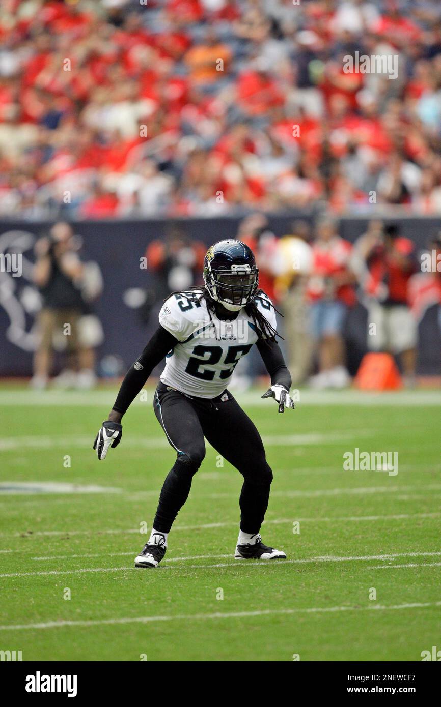 Jacksonville Jaguars safety Reggie Nelson (25) lines up against the ...