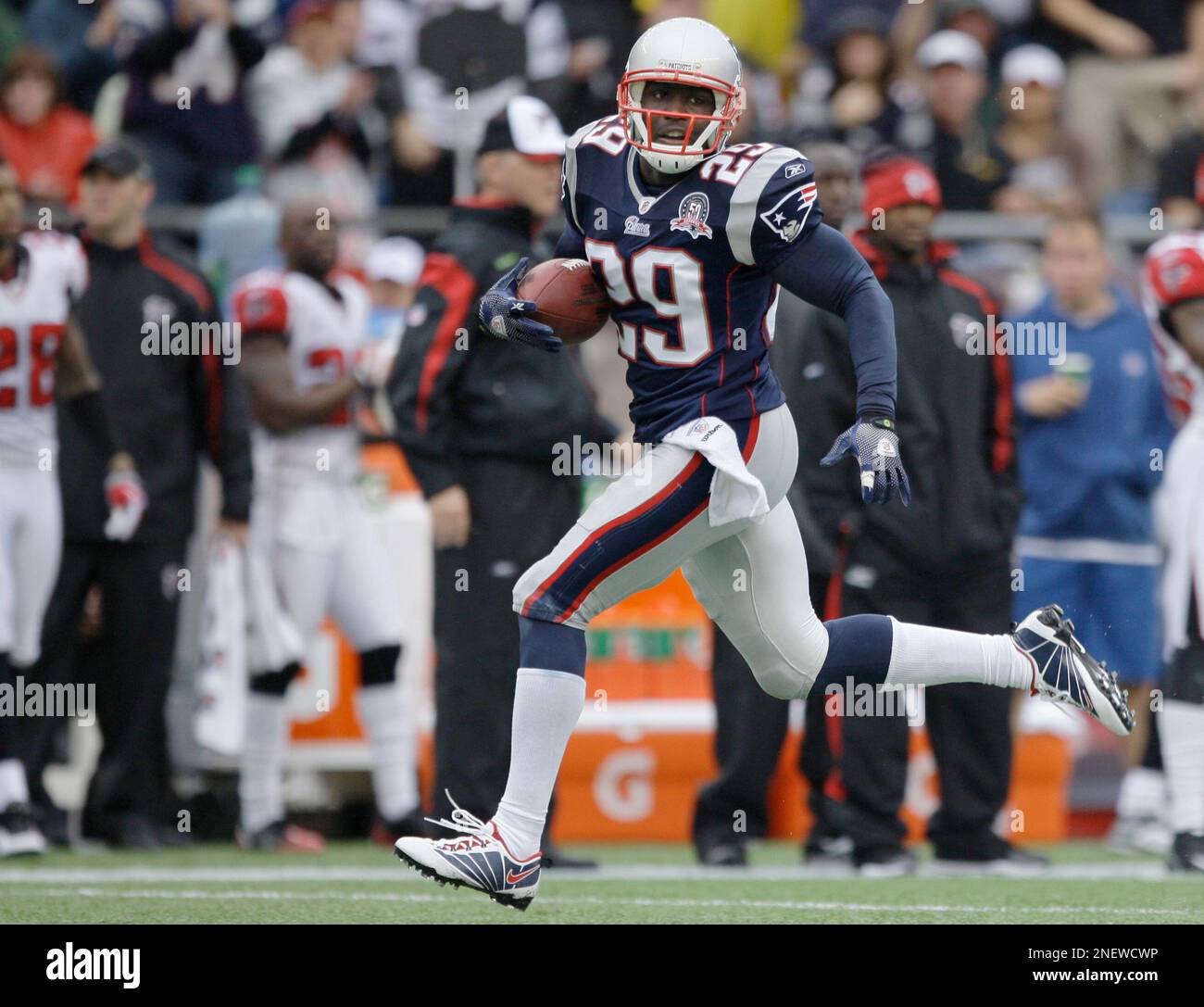 New England Patriots corner back Shawn Springs dashes towards the end ...