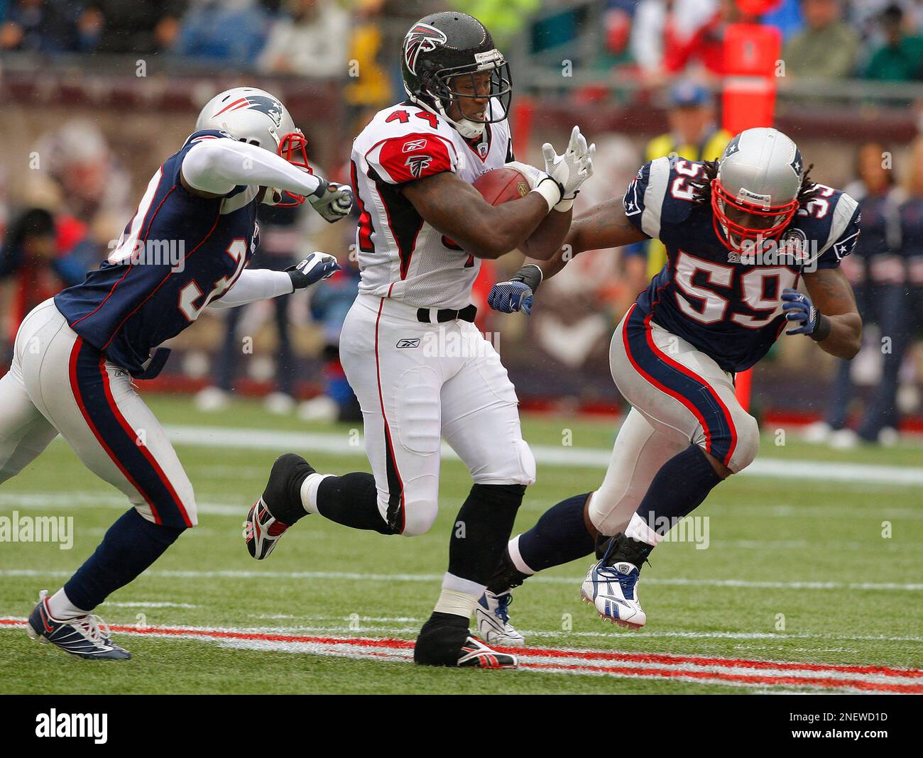 Atlanta Falcons running back Jason Snelling (44) carries the ball as ...