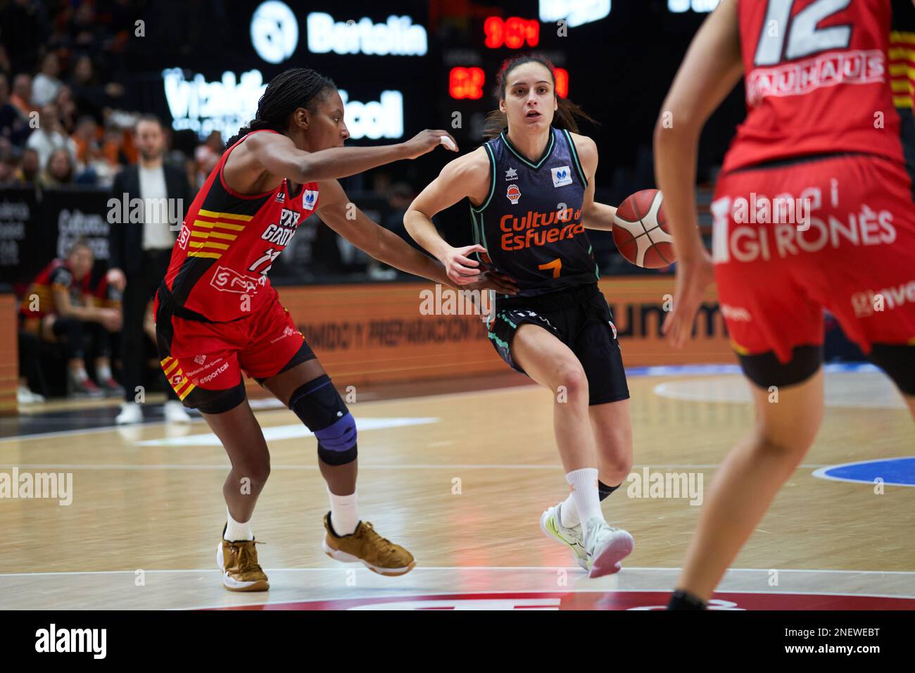 Shay Murphy of Spar Girona (L) and Angela Salvadores of Valencia Basket ...