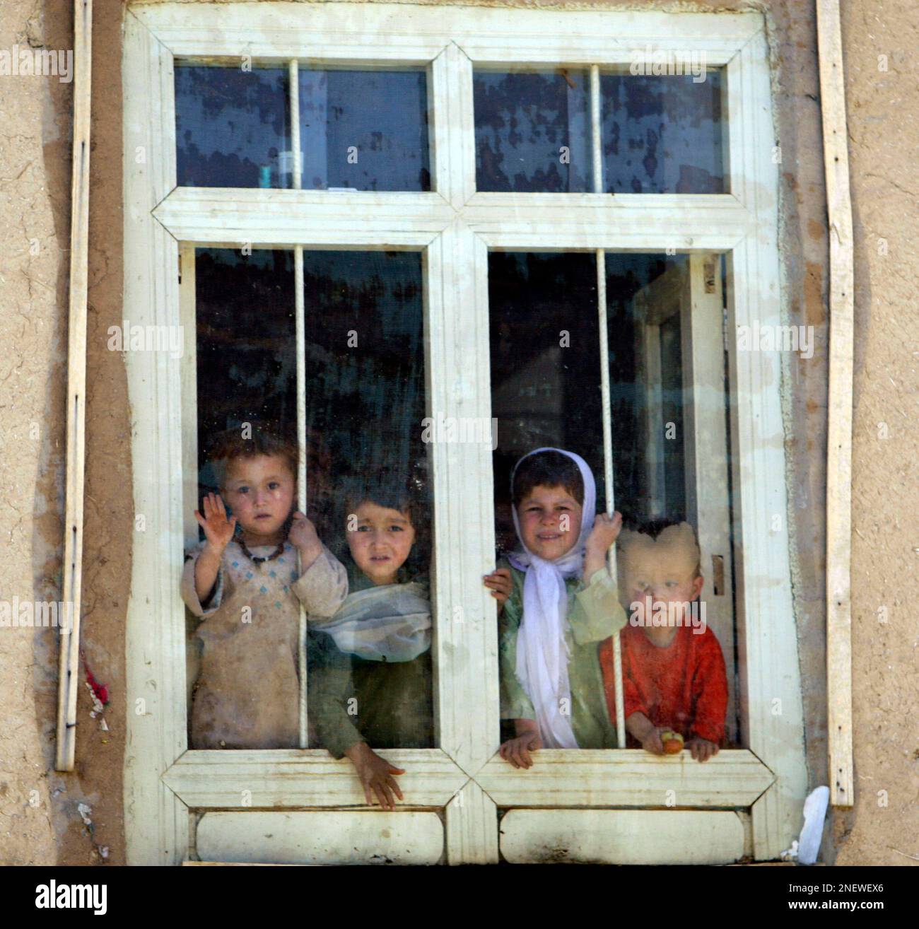 ***HFR***FOR STORY BY REPORTER KEVIN MAURER***Afghan children watch as ...