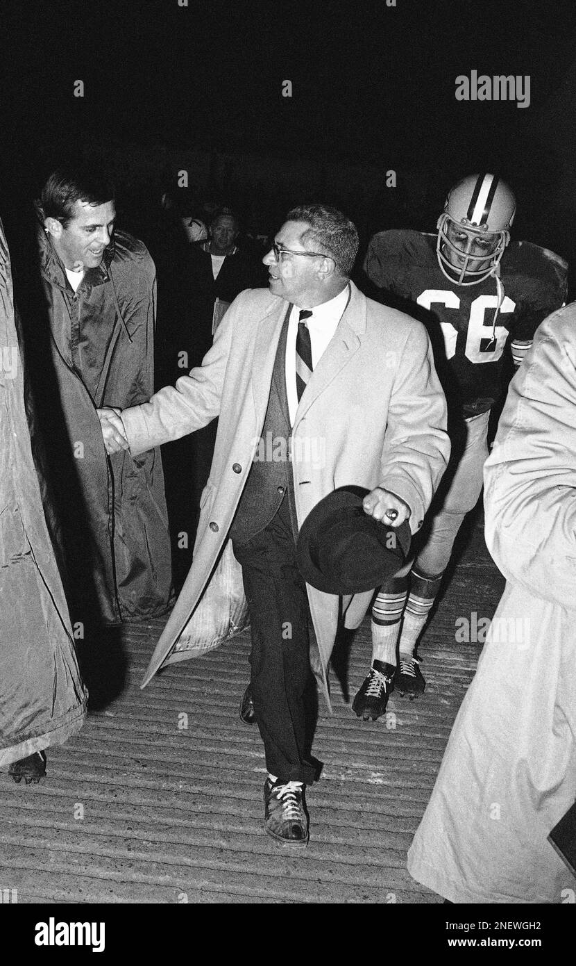 Dallas Quarterback Don Meredith has a friendly word with Green Bay ...