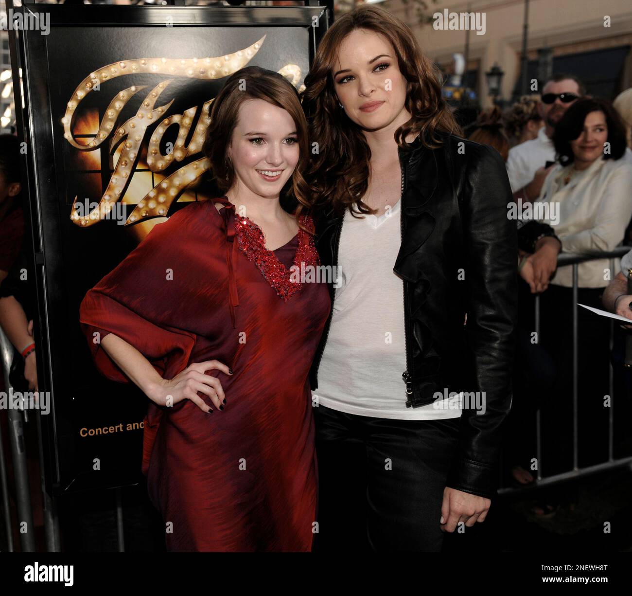 Danielle Panabaker Og Kay Panabaker Katie Cassidy & Danielle Panabaker