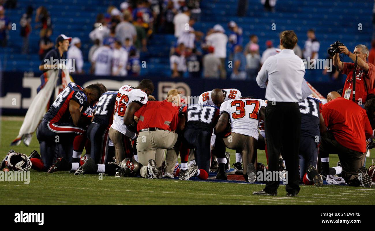 Buffalo Bills and Tampa Bay Buccaneers players pray at the end of the ...