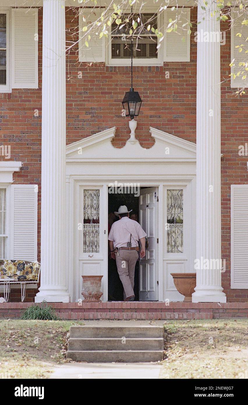 A Texas law officer enters the home of George Hennard in Belton, Texas ...