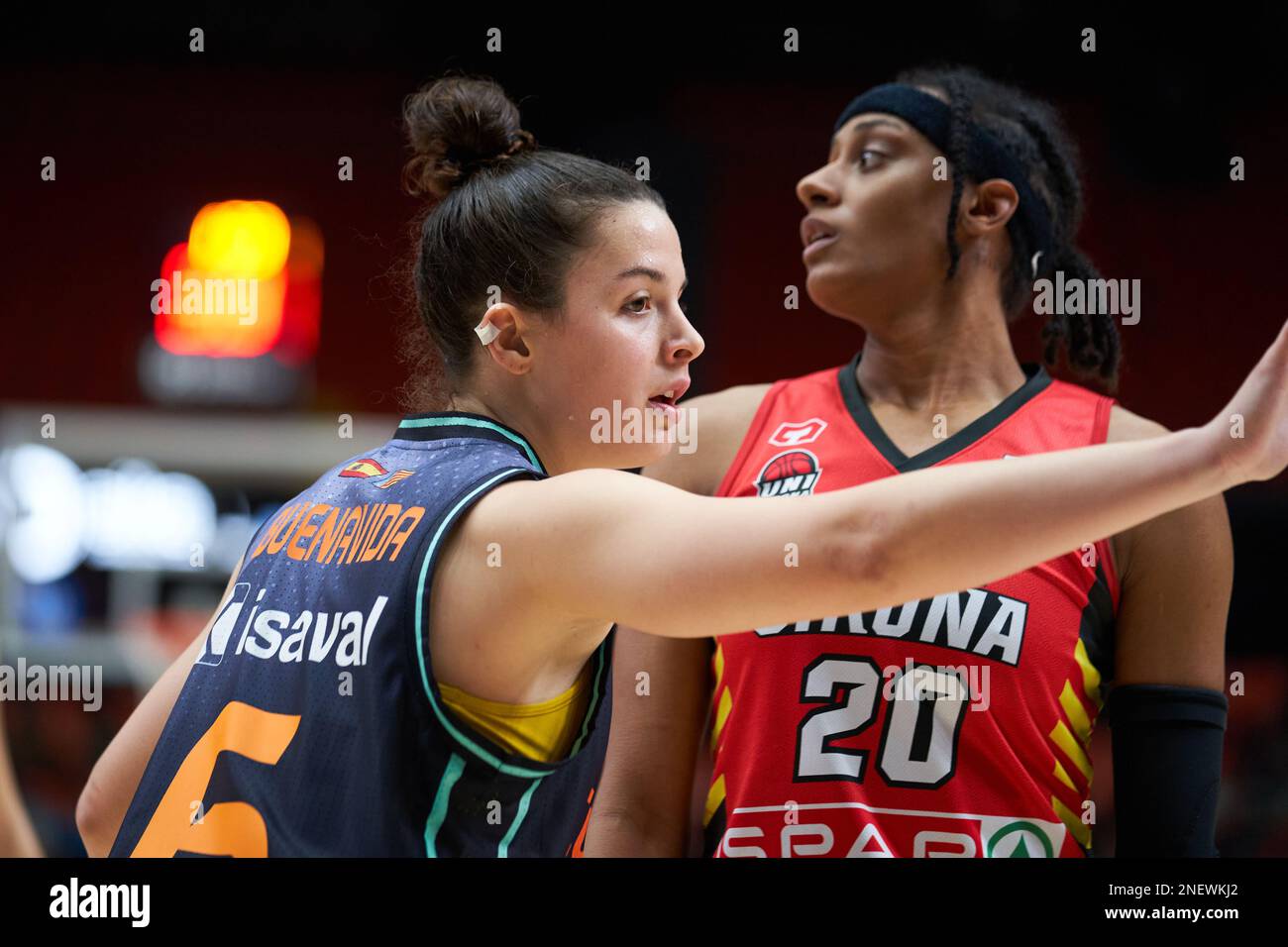 Elena Buenavida of Valencia Basket (L) and Brittney Sykes of Spar ...