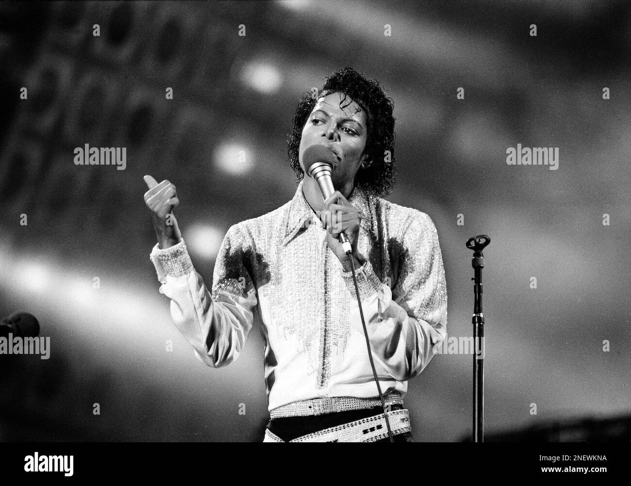 Michael Jackson perform during the Jackson’s concert at Giants Stadium ...