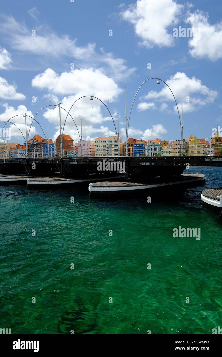 The floating Queen Emma Bridge in Willemstad, Curacao Stock Photo - Alamy