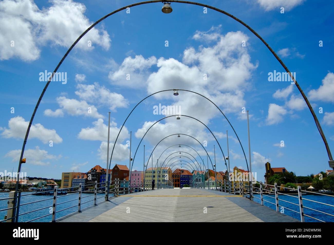 The floating Queen Emma Bridge in Willemstad, Curacao Stock Photo - Alamy