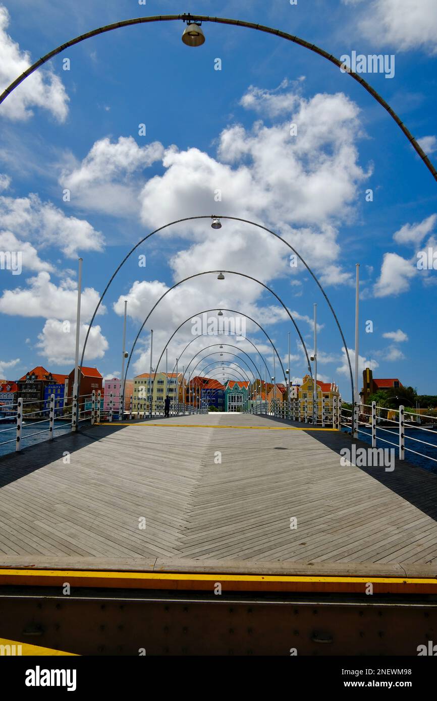 The floating Queen Emma Bridge in Willemstad, Curacao Stock Photo - Alamy
