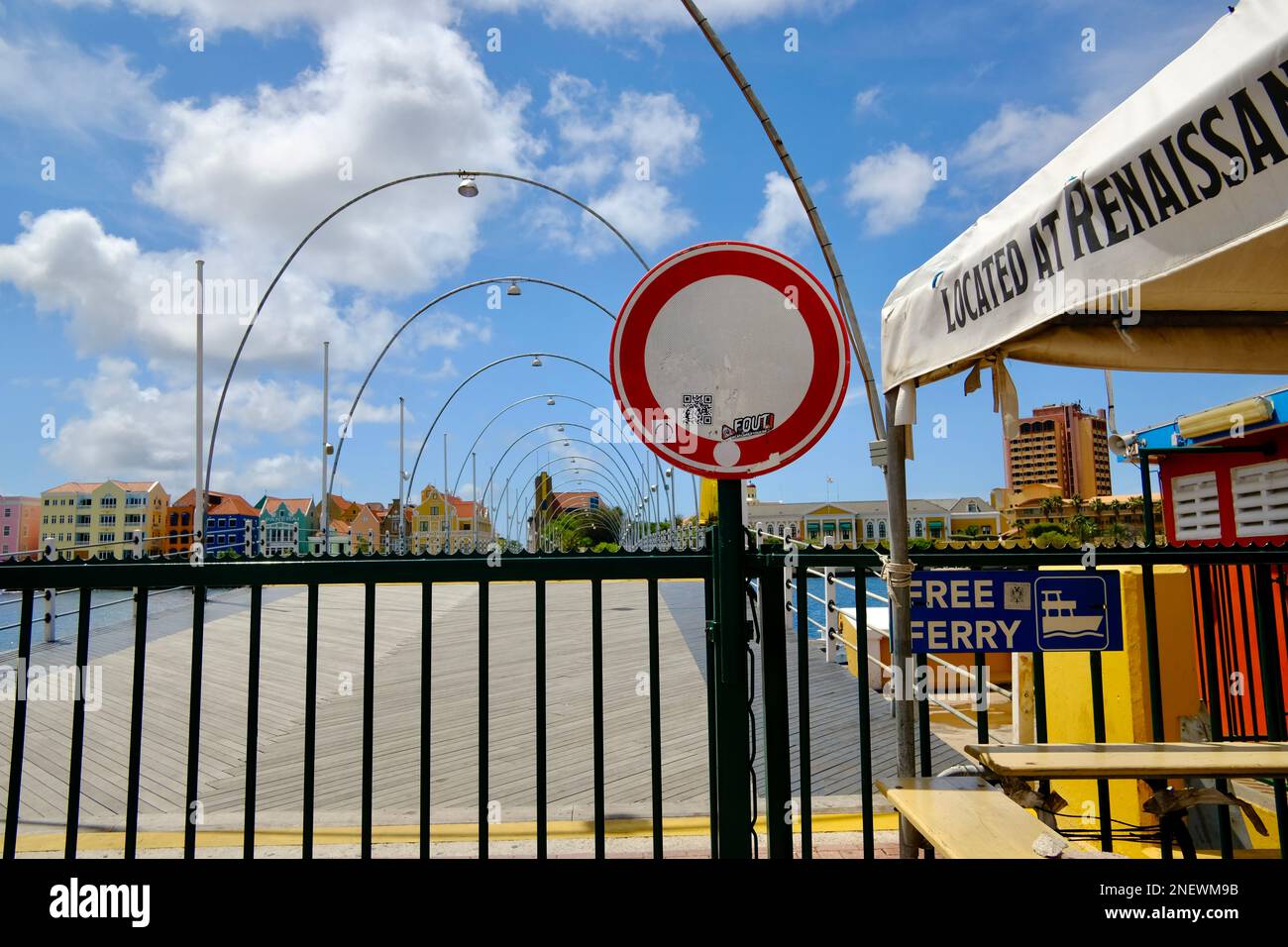 The floating Queen Emma Bridge in Willemstad, Curacao Stock Photo - Alamy