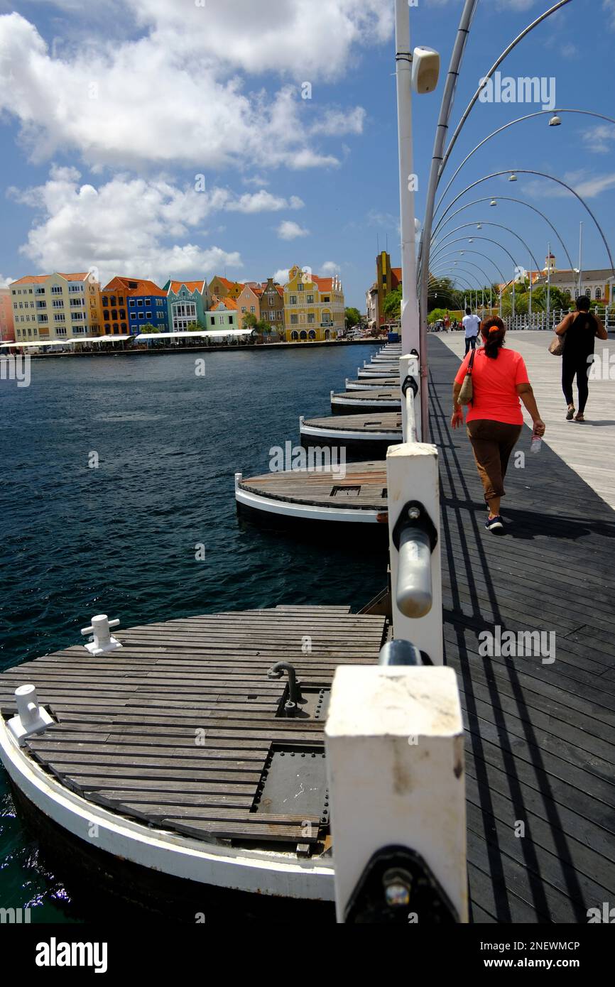 The floating Queen Emma Bridge in Willemstad, Curacao Stock Photo - Alamy
