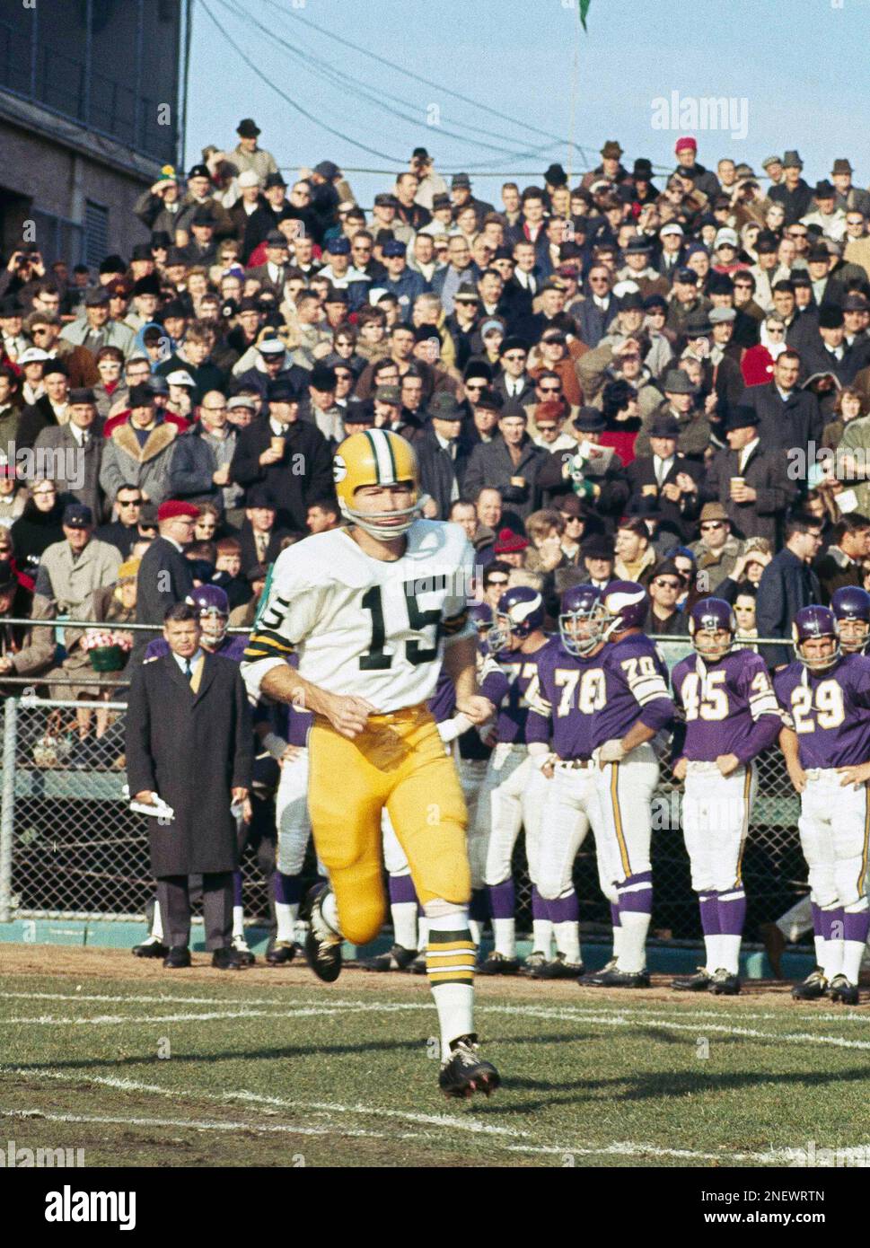 Bart Starr in action as #15 QB on Green Bay Packers team, Vs. Minnesota ...