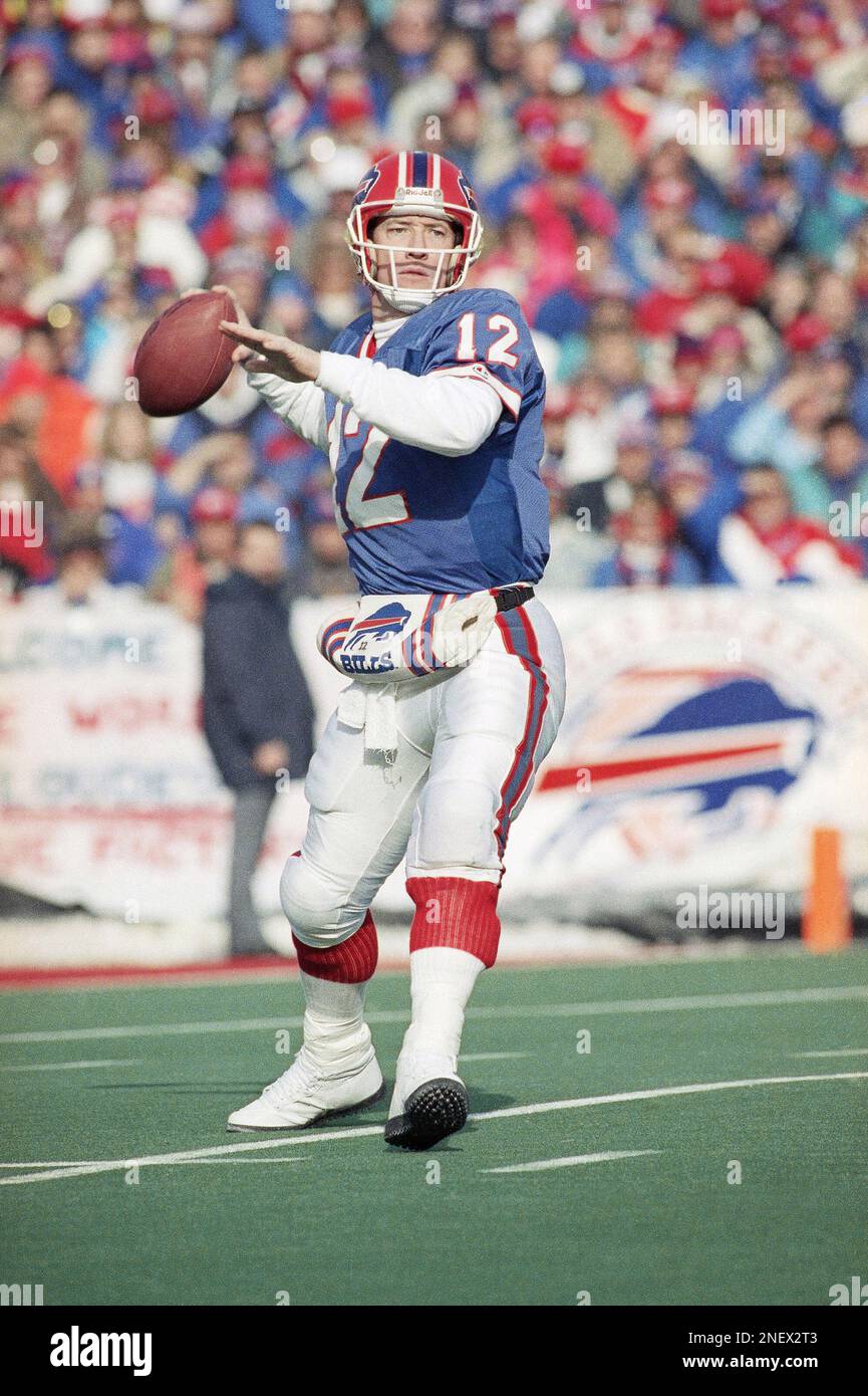 Buffalo Bills quarterback Jim Kelly takes aim during the AFC ...