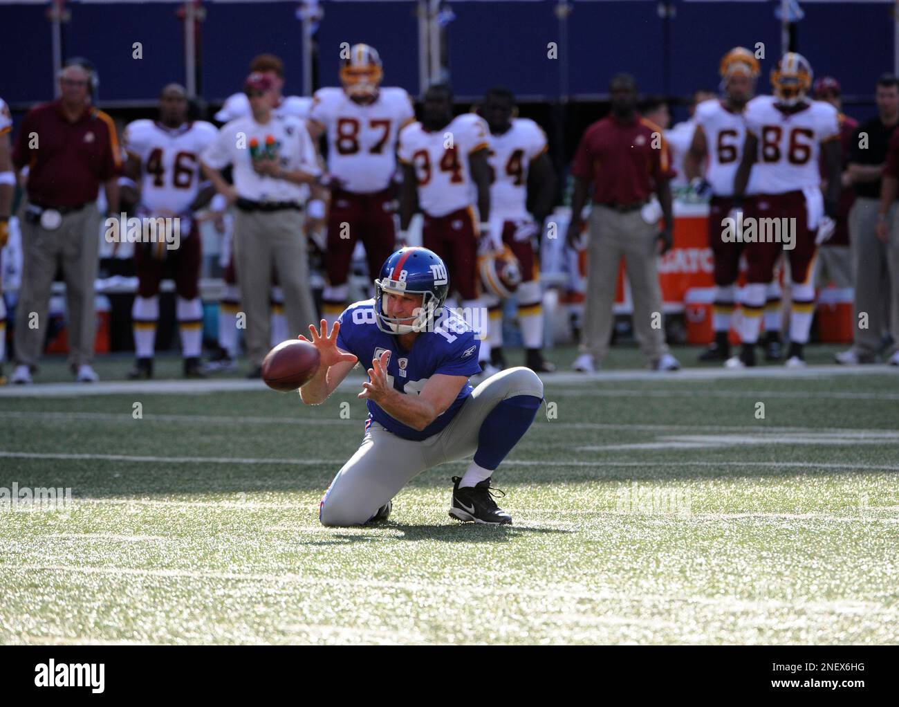 New York Giants punter Jeff Feagles (18) catches a snapped ball during ...