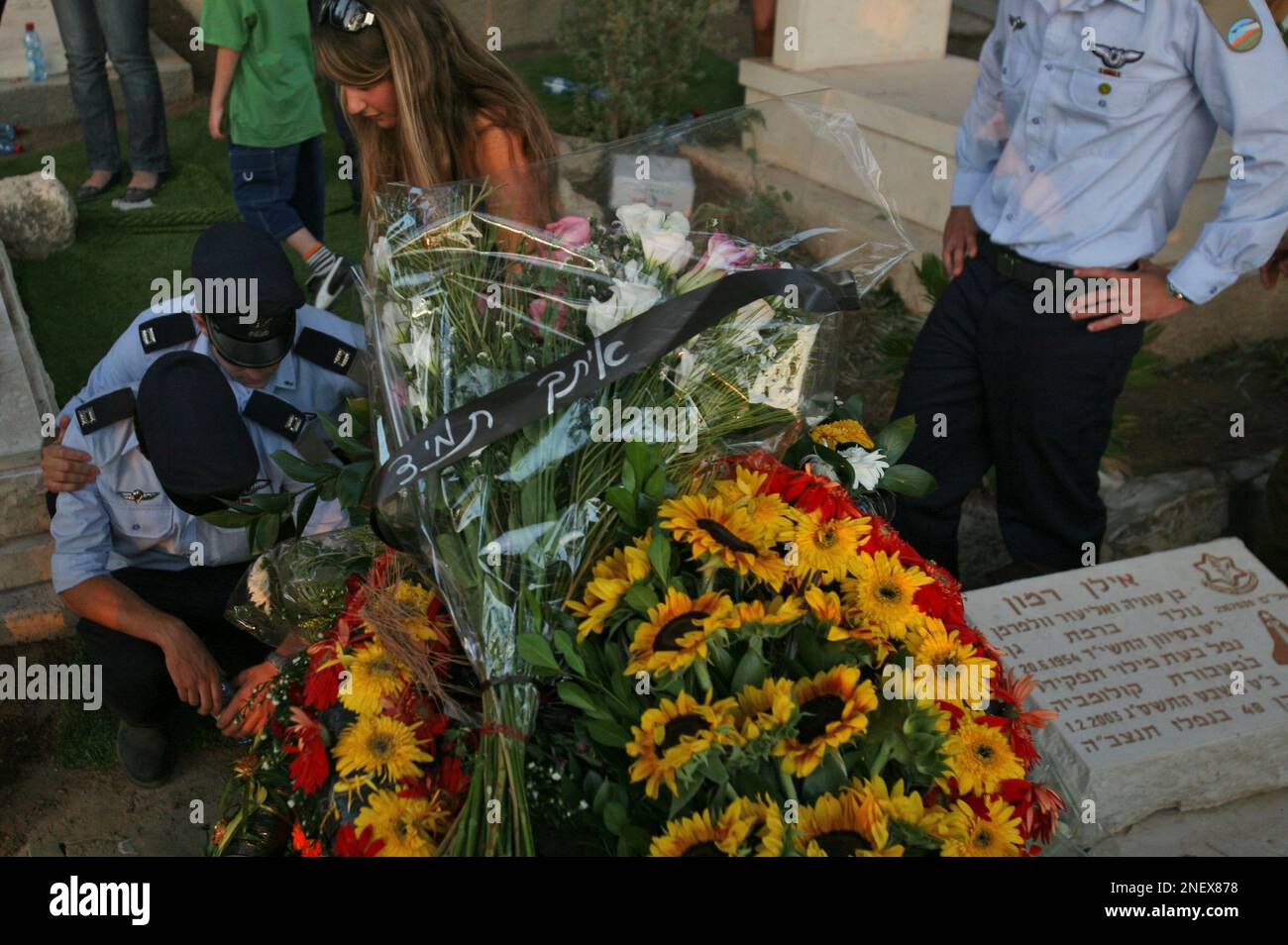 Members of the Israeli air force pause above the grave of Capt. Assaf ...