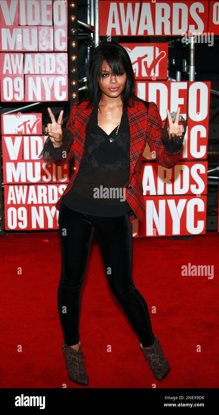 Fefe Dobson arrives at the MTV Video Music Awards on Sunday, Sept. 13 ...