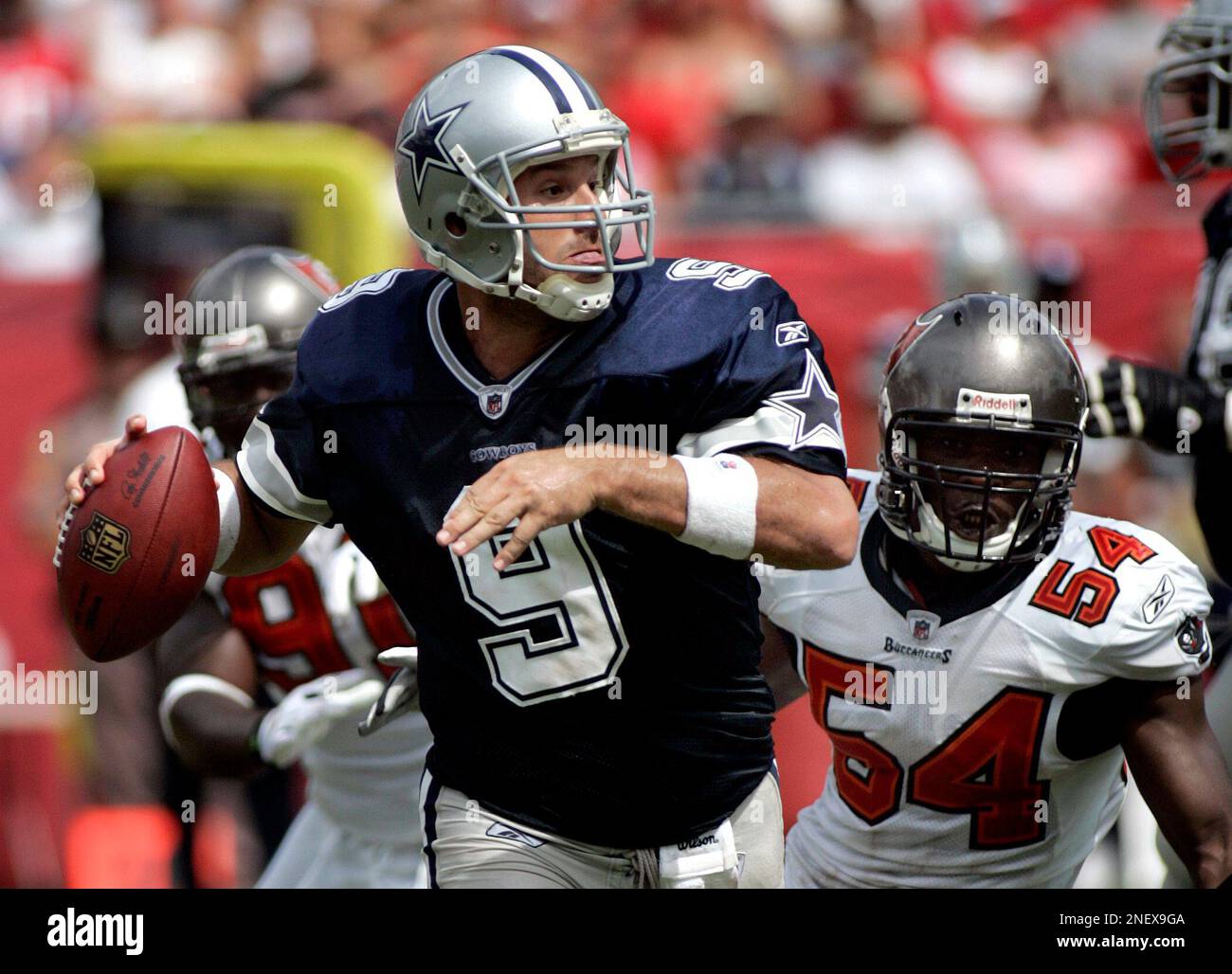 Dallas Cowboys quarterback Tony Romo (9) scrambles as Tampa Bay ...