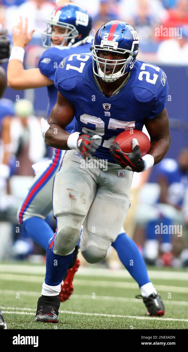 New York Giants running back Brandon Jacobs (27) runs with the ball in ...