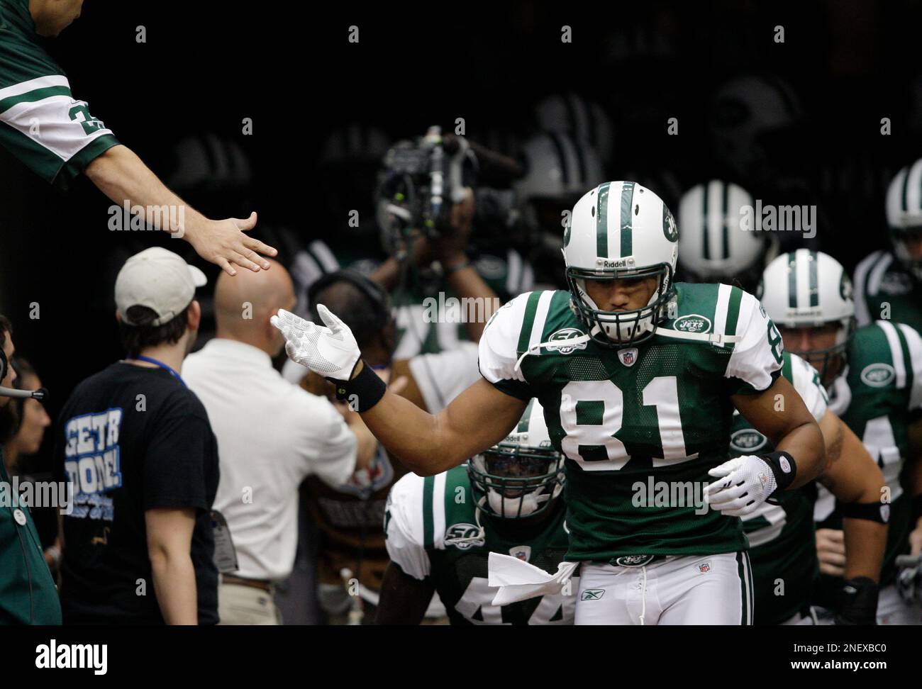 New York Jets tight end Dustin Keller (81) takes the field for a NFL ...