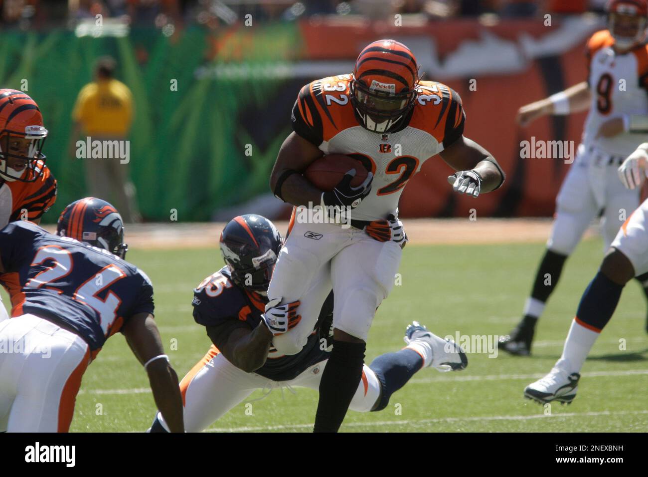 Cincinnati Bengals running back Cedric Benson (32) is tackled by Denver ...