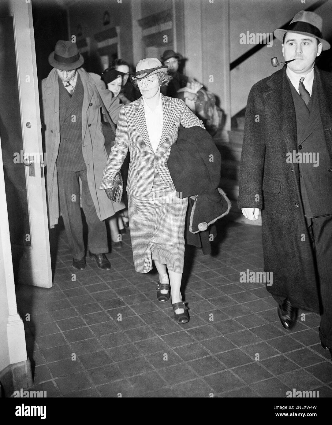 Mrs. Bruno Anna Hauptmann leaving Trenton hotel, April 3, 1936 for dash ...