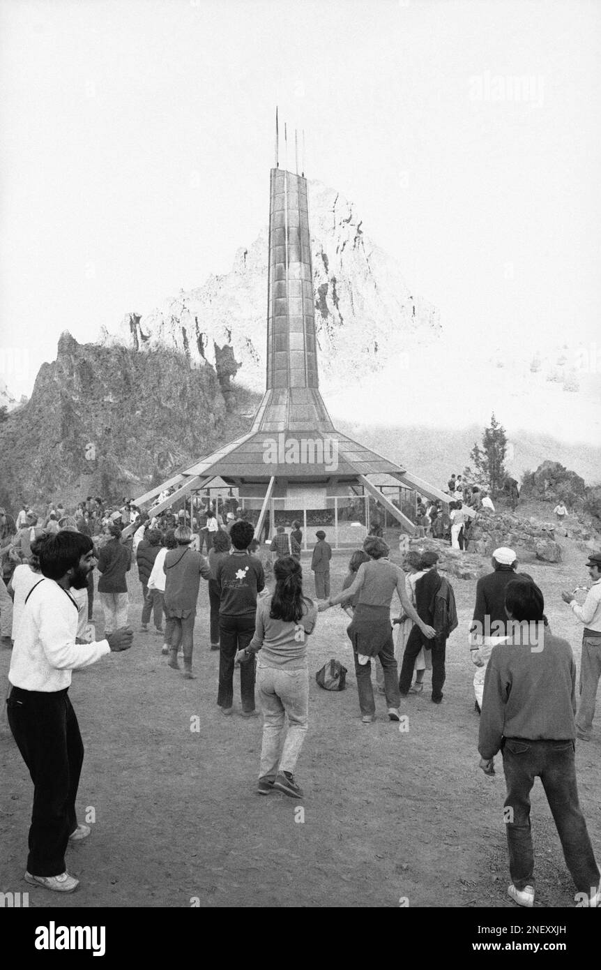 Former followers of the Bhagwan Shree Rajneesh gather on Oct. 29, 1986 ...