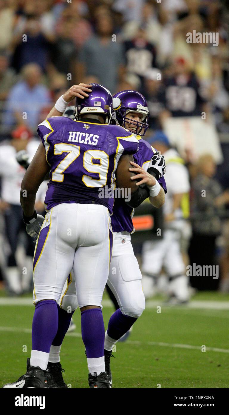 Minnesota Vikings quarterback Brett Favre hugs Artis Hicks during the ...
