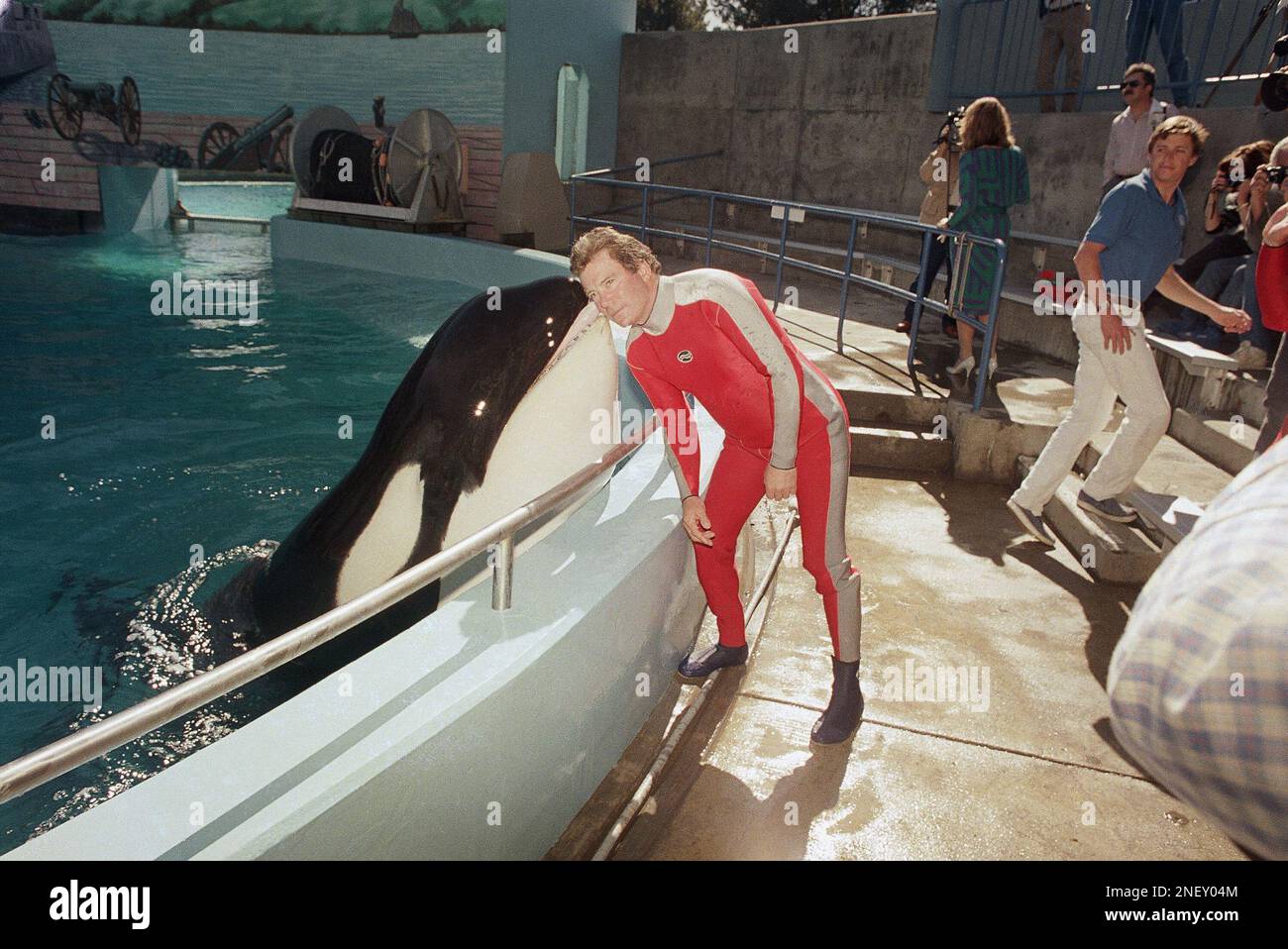 William Shatner, more used to kisses from beautiful aliens in his role ...