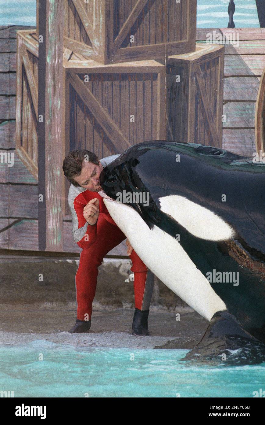 William Shatner, more used to kisses from beautiful aliens in his role ...