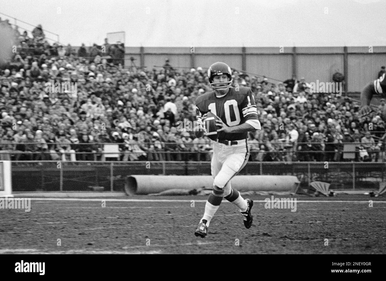 Fran Tarkenton (10) Vikings quarterback, is shown in action, Dec. 27 ...