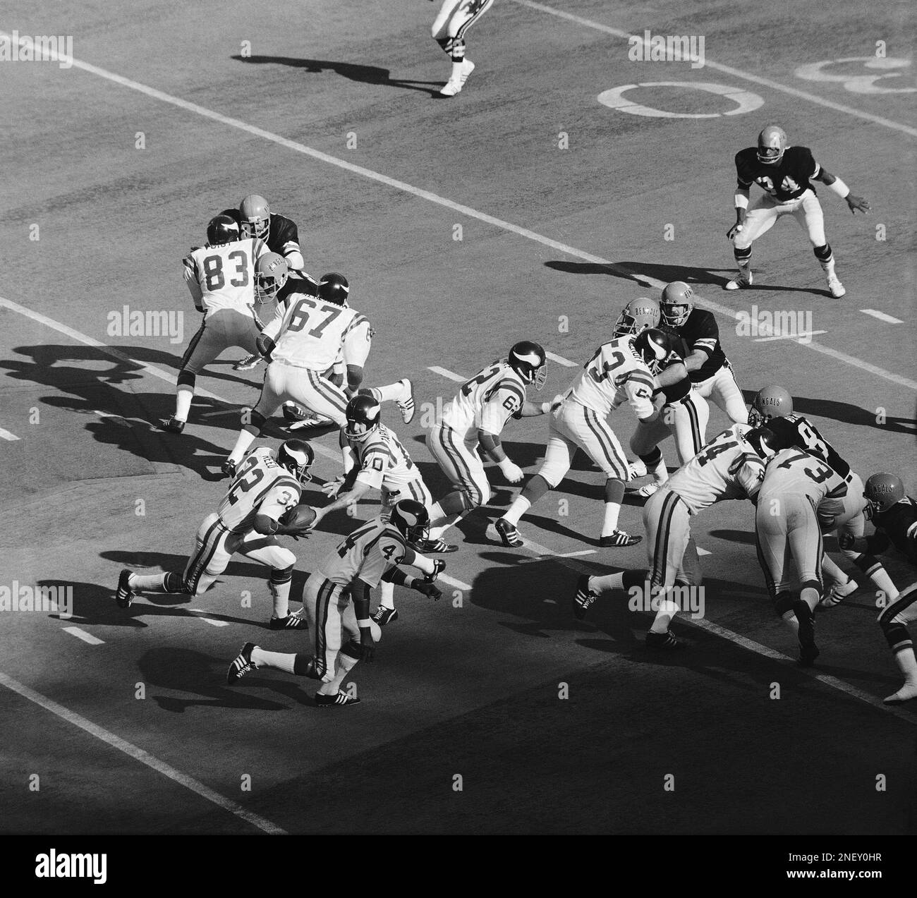 Minnesota Vikings quarterback Fran Tarkenton (10) hands off to running ...