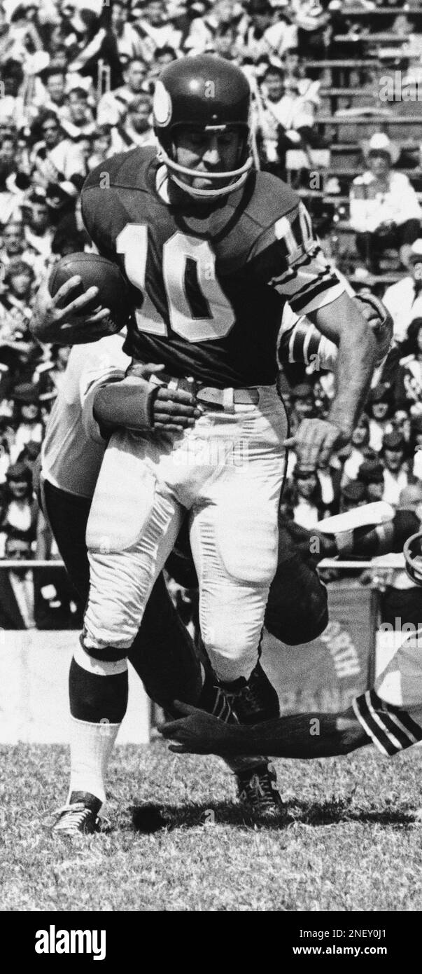 Quarterback Fran Tarkenton (10), of the Minnesota Vikings, is shown in ...