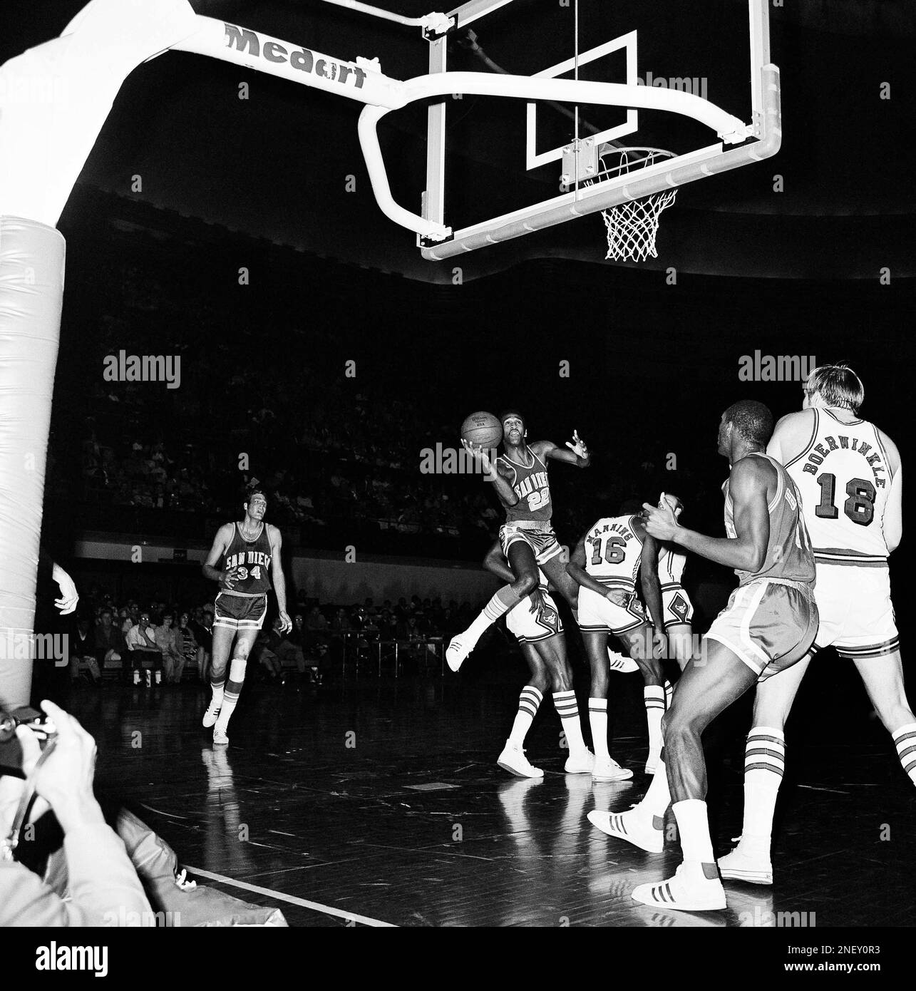 Stu Lantz (#22, left) of the San Diego Rockets leaps between Bob Love ...