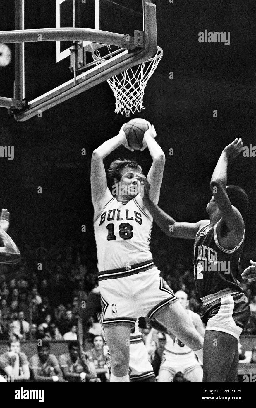 Tom Boerwinkle (18) of the Chicago Bulls graps rebound as Don Adams (32 ...