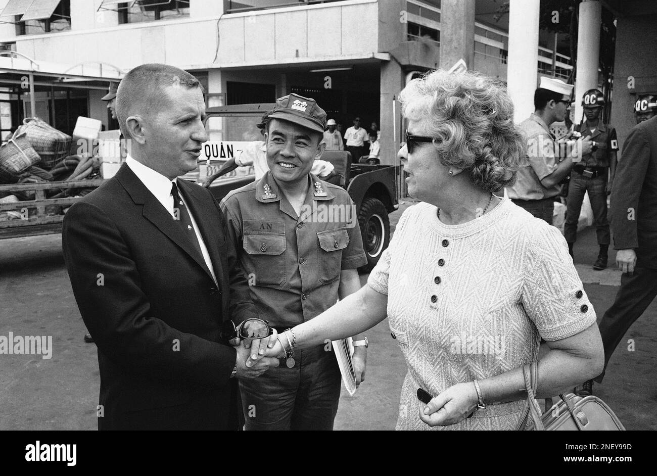 Texas compute magnate Ross Perot (left) is greeted by Mrs. Gordon ...